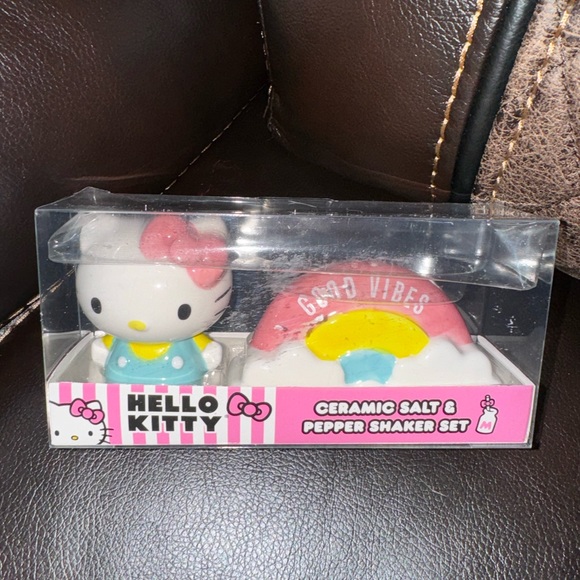 Hello Kitty | Kitchen | Hello Kitty Ceramic Salt And Pepper Shaker Set ...